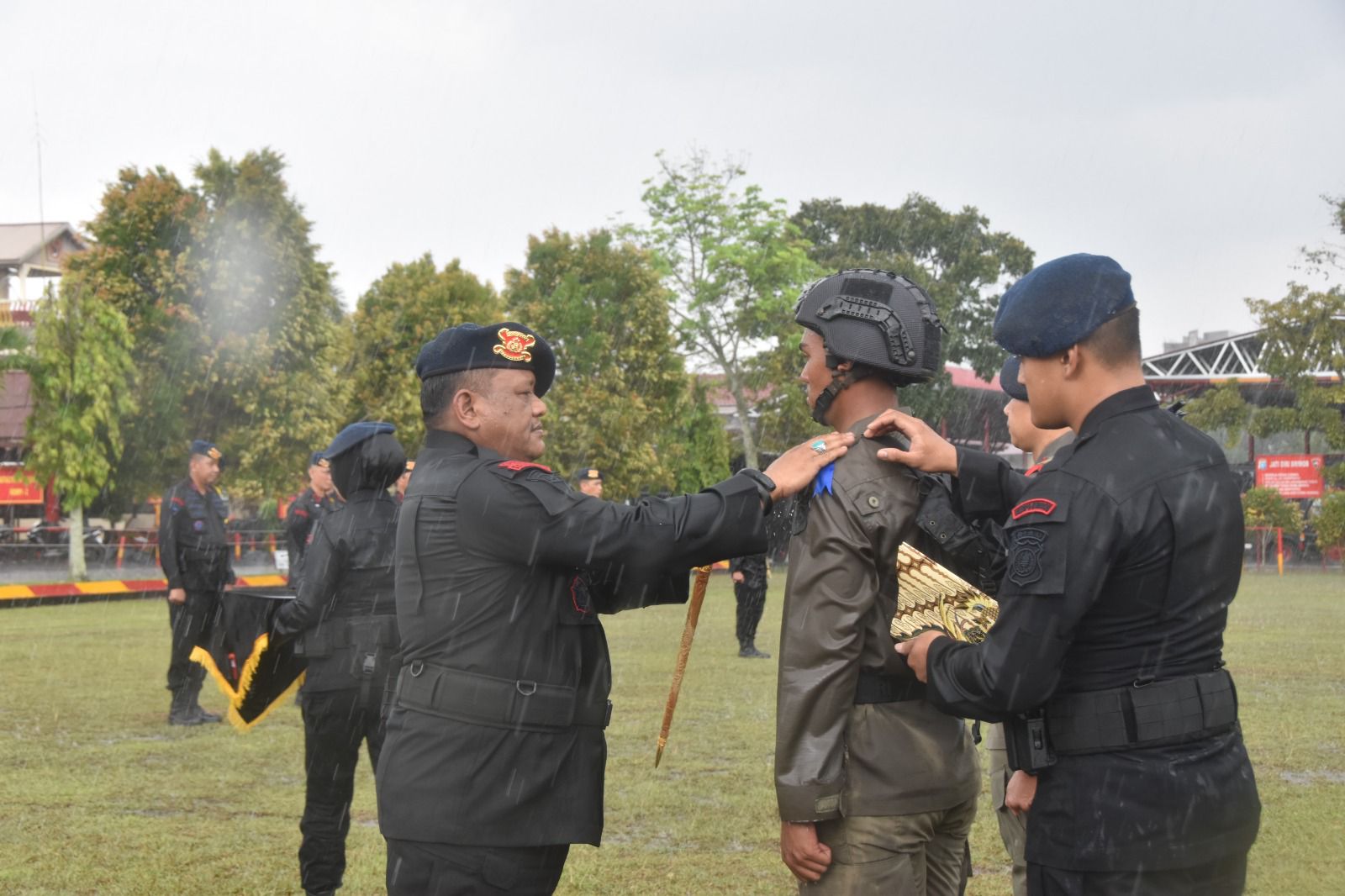 Hujan Deras Iringi Upacara Pembukaan Latihan Bintara dan Tamtama Remaja Satbrimobda Riau ...